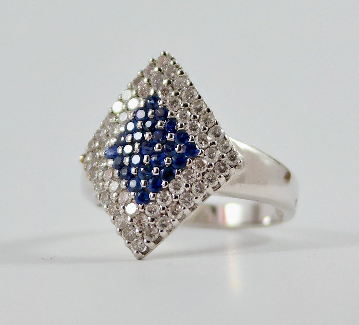 Anillo de oro blanco 18 kilates co zafiros azules y diamantes