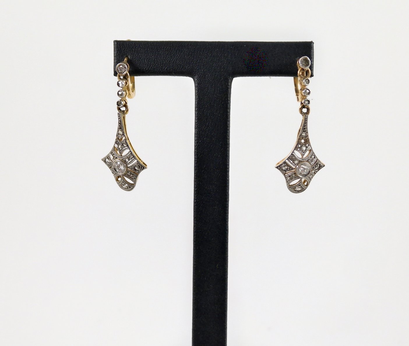 Pendientes vintage: oro, platino y diamantes talla antigua.